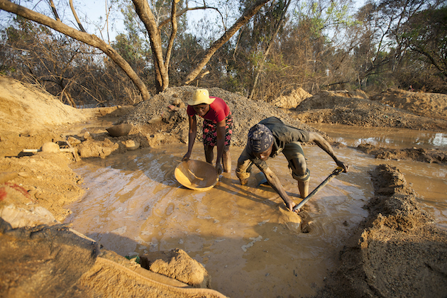 _Pic A gold miners at work - Inter Press Service | Inter Press Service